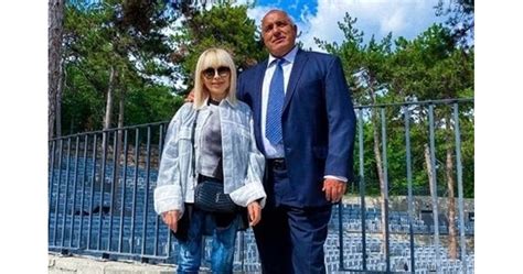 Бойко Борисов поднесе цветя на Лили Иванова по повод 8 и март