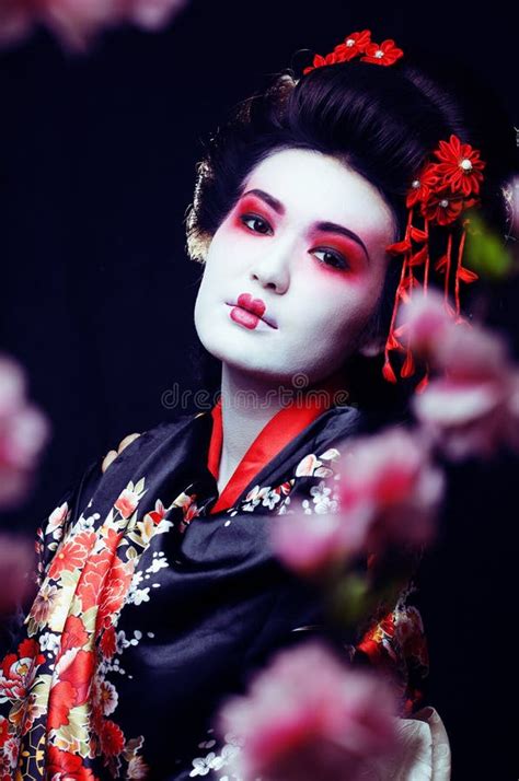 Jonge Mooie Geisha In Kimono Met Sakura En Decoratie Op Blac Stock Afbeelding Image Of Japan