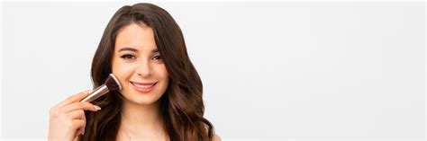 메이크업 아티스트는 흰색 배경의 뺨에 파우더와 블러셔를 적용합니다 18 19세에 대한 스톡 사진 및 기타 이미지 18 19세 갈색 머리 개인 장식품 Istock