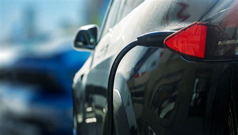 테슬라 전기 자동차는 도시 거리에 전기 자동차 충전 스테이션주차장에서 충전 0명에 대한 스톡 사진 및 기타 이미지 0명 개념 개념과 주제 Istock