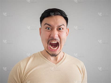 愤怒和疯狂的亚洲人的脸与胡子和小胡子