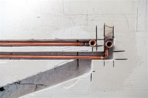 클로즈업 콘크리트 벽에 많은 새로운 하수 구리 및 플라스틱 파이프 피팅 개념 설치 배관 교체 파이프 라인 수리 전문 마스터