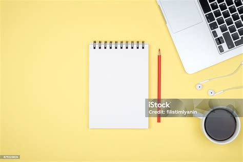 현대 노란색 사무실 책상 테이블 노트북 및 입력 텍스트에 대 한 빈 노트북 페이지 평면도 평면 위치 0명에 대한 스톡 사진 및 기타 이미지 Istock