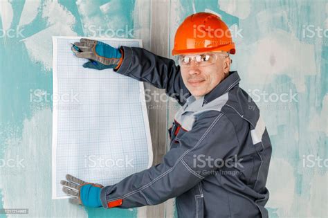 사람은 건설 현장에서 작업하는 엔지니어 건축가 및 검사관으로 주거 용 건물을 모니터링 계획 및 검사하고 주택 건설 프로젝트를 개발합니다 건축에 대한 스톡 사진 및 기타