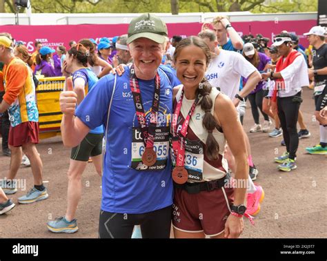 Chris And Natasha Evans Durante La Tcs London Marathon Del 2024 Il 21