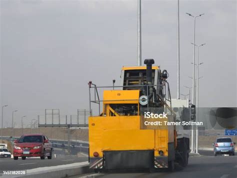 파편 폐기물 먼지 및 흙으로부터 거리와 도로 아스팔트를 청소하는 거리 청소부 청소기 차량 도시 지역의 거리 청소부 자동차 0명에 대한 스톡 사진 및 기타 이미지 Istock