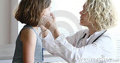 Algemeen Medisch Onderzoek Van Een Klein Meisje Stock Video Video Of Zorg Dochter