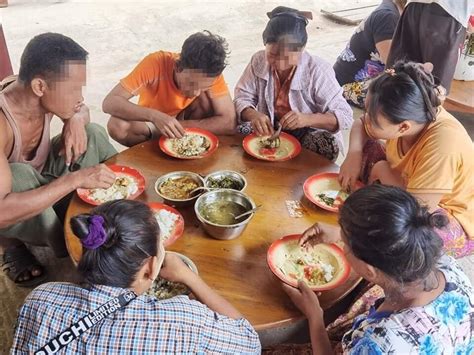 ဆားလင်းကြီးရှိ စစ်ဘေးရှောင် ပြည်သူများကို အစားအသောက်များ ကျွေးမွေးလှူဒ