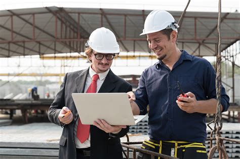 건설 현장에서 프리캐스트 콘크리트 벽 구조 품질에 대해 논의하는 두 명의 감독 건축업자 건설 현장에서 일하는 건설 감독관 그룹 2명에 대한 스톡 사진 및 기타 이미지
