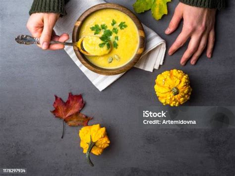 여성의 손과 가을 온난화 호박 크림 수프 크루통과 씨앗 가을 채식주의 자 채식주의 자 건강한 편안한 음식 먹는 개념 가을에 대한 스톡 사진 및 기타 이미지 Istock