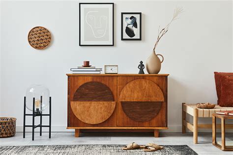 나무 Commode 모의 포스터 프레임 키어 디자인 의자 선인장 램프 시계 책 장식 및 가정 장식의 개인 액세서리와 세련된