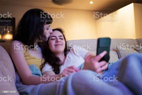 소파에 스마트 폰과 테스트 필터를 사용하여 레즈비언 커플 20 24세에 대한 스톡 사진 및 기타 이미지 20 24세 2명