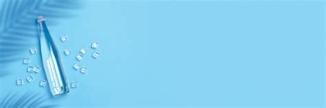 얼음 조각과 파란색 배경에 맑은 물이있는 유리 병 건강과 아름다움 물 균형 갈증 열 여름의 개념 플랫 레이 상단 보기 배너 0명에 대한 스톡 사진 및 기타 이미지 Istock