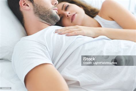 Обрезанный Выстрел Красивой Молодой Пары В Любви Лежа Вместе В Постели — стоковые фотографии и