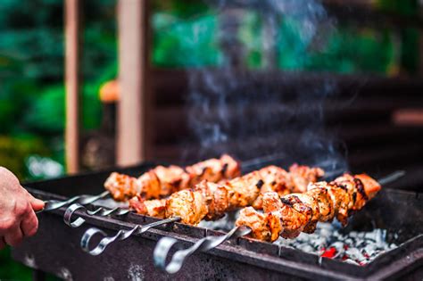 금속 꼬치에 구운 케밥 요리 바비큐에서 조리한 구운 고기 전통적인 동양 요리 쉬쉬 케밥 숯과 불꽃 피크닉 길거리 음식에 그릴 0명에 대한 스톡 사진 및 기타 이미지 Istock