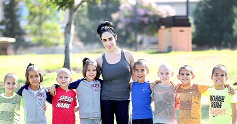 49 წლის ასაკში 14 შვილი და შვილიშვილი ჰყავს როგორია ქალის ცხოვრება რომელმაც 8 ტყუპი გააჩინა