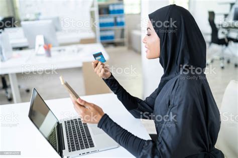 아랍 여자 신용 카드를 들고와 스마트 폰에 대 한 얘기를 웃 고 신용 카드에 대한 스톡 사진 및 기타 이미지 신용 카드 아랍문화 여자 Istock