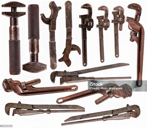 배관 시스템을 수리하기 위해 배관공이 사용하는 다양한 유형의 조절 가능한 렌치 오래된에 대한 스톡 사진 및 기타 이미지