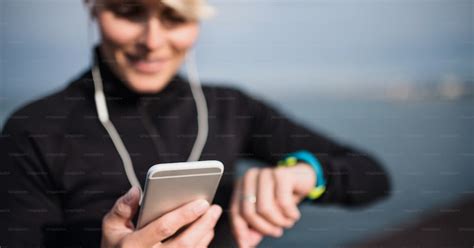 스마트폰과 스마트워치를 들고 해변에 야외에 서 있는 젊은 스포츠우먼 사진 Unsplash의 슬로바키아 이미지