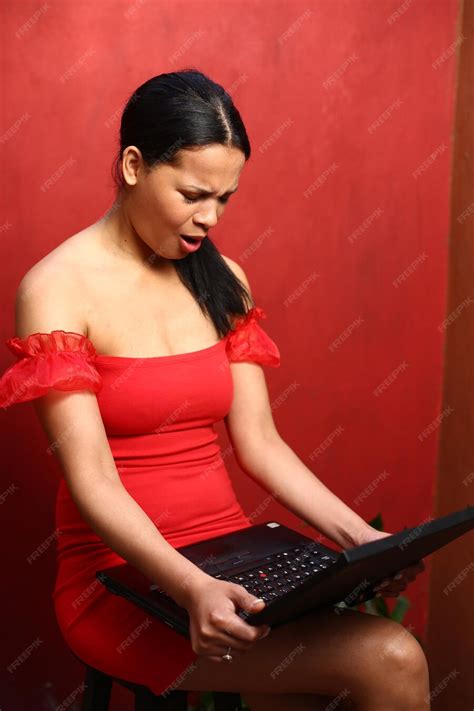 Premium Photo Portrait Of Brunette Smiling Woman Working Station