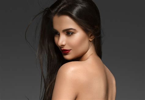 긴 갈색 머리의 부드러운 아름다움 머리 어두운 Backgroun 가진 아름 다운 여자 여성 모델 초상화 빨간 립스틱과 아름다움