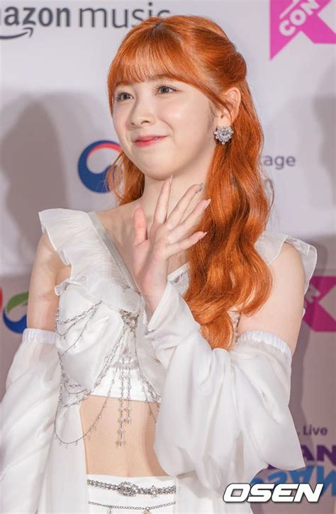 사진 니쥬 미이하 반갑게 손인사