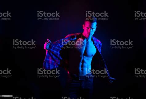 허리 까지 한 사람 2029세의 잘생긴 사람 코카서스 남성젊은 남성이 블랙 배경다색 배경컬러 배경그림자블랙 컬러젤 효과 조명 관능에 대한 스톡 사진 및 기타 이미지 Istock