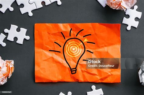 퍼즐 배경으로 전구에 아이디어와 대상 또는 목표빈 시트 구겨진 종이와 창조적 인 아이디어 개념에 대한 스톡 사진 및 기타 이미지 개념 겨냥 결심 Istock