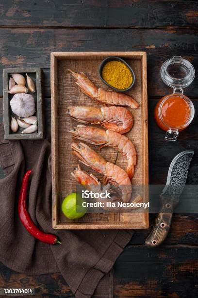 끈적 끈적한 망고 새우 재료 나무 상자에 오래된 어두운 나무 테이블 배경에 상단 보기 평면 누워 갑각류에 대한 스톡 사진 및 기타 이미지 Istock