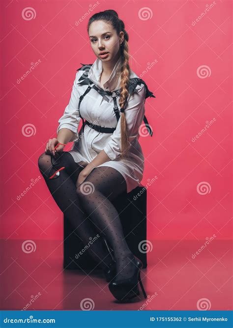 Brunette Sexy Girl De Fundo Rosa Foto De Stock Imagem De Lingerie Consideravelmente 175155362