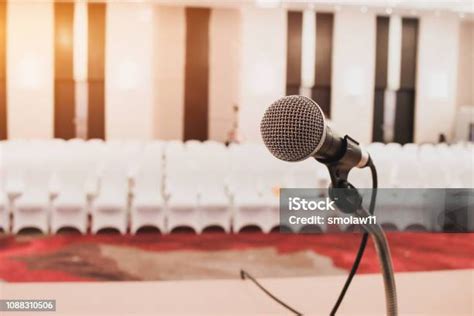세미나 실 또는 전면 말하기 컨퍼런스 홀에서 빛의 흐리게 하는 추상에 마이크 이벤트 컨벤션 홀 호텔에서 회의에 사람들을 위한 화이트의 자 0명에 대한 스톡 사진 및 기타