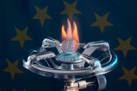 하나의 유로 동전이 유럽 연합 국기의 배경에 대한 가스 버너에서 태워 개념 0명에 대한 스톡 사진 및 기타 이미지 0명 개념 검은색 Istock