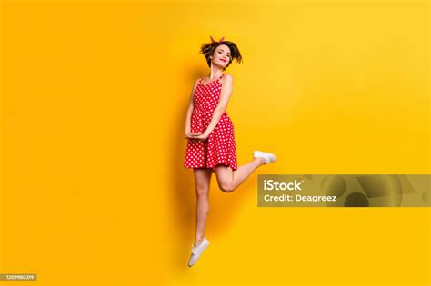 명랑 한 좋은 달콤한 소녀 점프의 전신 사진은 봄 휴가 를 즐길 수 좋은 모습 의류 흰색 신발을 입고 광택 색상 배경을 통해 고립 갈색 머리에 대한 스톡 사진 및 기타