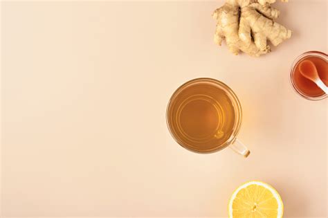 생강 차 베이지 색 배경에 레몬 꿀 민트생강 차 한 잔 개념 대체 의학 감기와 독감에 대한 천연 수제 치료 맨 위 보기입니다 텍스트에 대한 여유 공간입니다 가루로 빻은에
