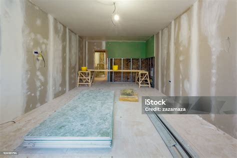 작업 과정 설치 금속 프레임과 석고판 의 아파트에 석고 벽 및 자료는 중인 건설 리 모델링 개조 확장 복원 및 재건 개선에 대한 스톡 사진 및 기타 이미지 Istock