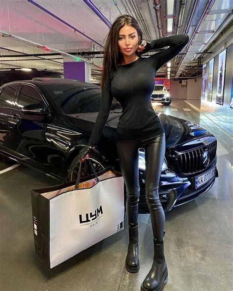 Alena Star Alena Omovych Foton Och Videoklipp P Instagram In Louis Vuitton Twist