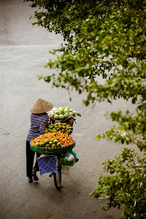 Pomes 감귤류 거리 생활 경제 고깔형 모자 과일 공급 업체 과일 시장 과일 카트 교통 기와 나뭇잎 노점상 녹색 사과 농업 농촌의 도로 도시