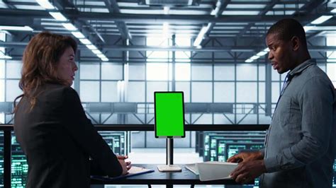 Programadores En Datos Centrar Lluvia De Ideas Utilizando Bosquejo Tableta Observando Equipo