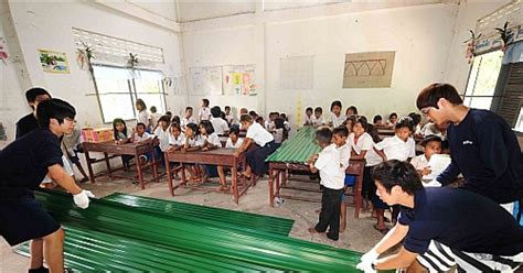 지붕 함석 작업과 교실안 어린이