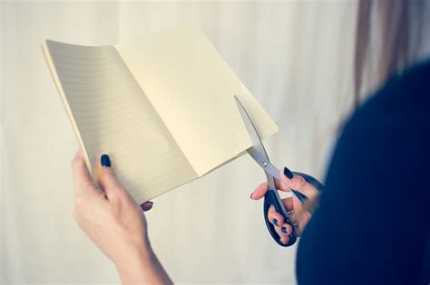 가 위 컷의 쌍 오픈 노트북 검은 드레스에서 아름 다운 여자 스튜디오는 흰색 배경에 고립 다이어리에 대한 스톡 사진 및 기타 이미지 Istock