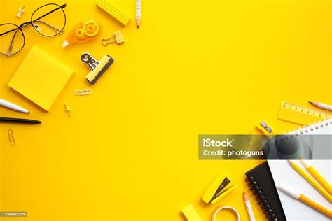 안경 측정 테이프 연필 펜 클립 숫돌 공책 통치자를 특징으로하는 노란색 배경에 사무용품의 밝고 활기찬 평면 레이아웃 교육사무기획 컨셉 0명에 대한 스톡 사진 및 기타 이미지