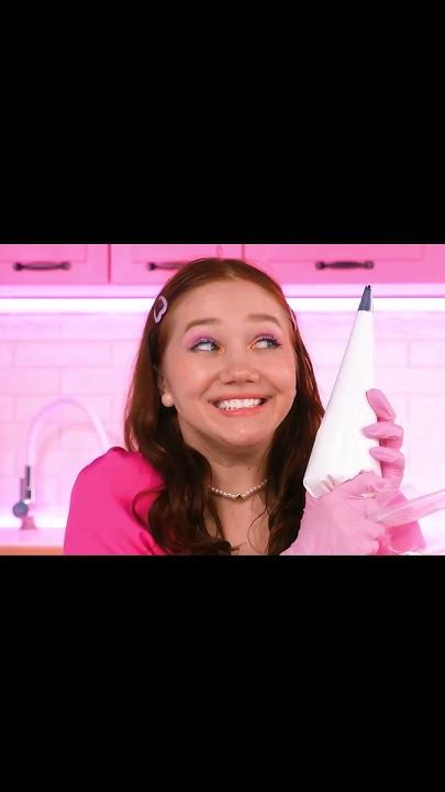 девушка делает торт с шоколадными драже Youtube