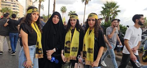 آمنه سادات ذبیح‌پور در کنار دختران بی حجاب حامی حزب الله لبنان در بیروت