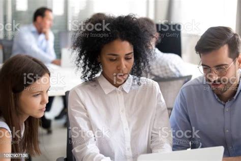 노트북을 사용 하 여 아프리카계 미국인 여성 지도자와 직장인 강사에 대한 스톡 사진 및 기타 이미지 강사 개념 경영자