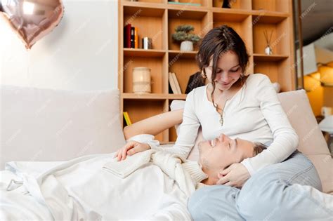 Mooi Verliefd Koppel Jonge Man Ligt Op De Schoot Van Glimlachende Vriendin Op Bed In Slaapkamer