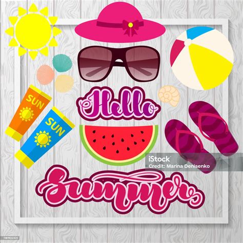 회색 나무 배경에 손 글자 안녕하세요 여름과 해변 액세서리 포스터 카드 및 기타 항목에 대한 템플릿입니다 벡터 그림입니다 Eps10 개인 장식품에 대한 스톡 벡터 아트 및