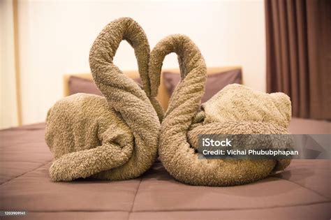 로맨틱 한 침실 인테리어 신혼 부부를위한 호텔 객실 침대에 키스 백조 종이 접기 수건 장식 결혼식 발렌타인 데이 기념일 신혼