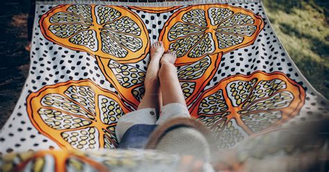 화창한 여름 공원에서 해먹에 있는 세련된 힙스터 여자 다리 숲에서 쉬고 있는 금발 소녀 웃으며 하루를 즐기고 있다 여름 방학 텍스트를위한 공간 캠핑 사진