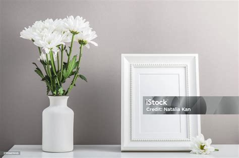 텅 빈 흰색 사진 프레임과 하얀 국화의 꽃다발 도자기 꽃병에 담긴 데이지 엽서 홈 인테리어 0명에 대한 스톡 사진 및 기타 이미지 Istock