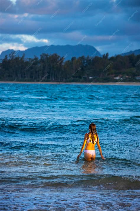 Hermosa Chica En Bikini Blanco Nada En El Océano En Una Playa